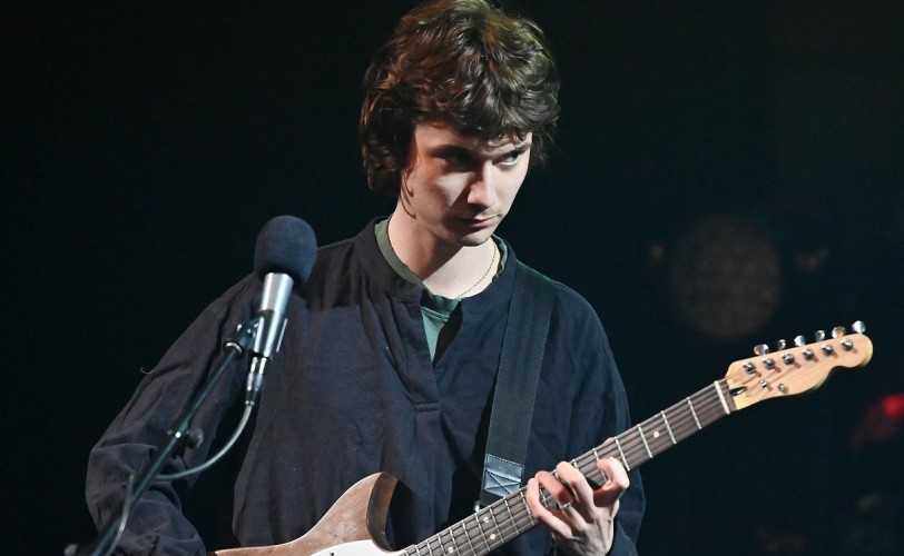 Εκτός Black Country, New Road ο frontman Isaac Wood