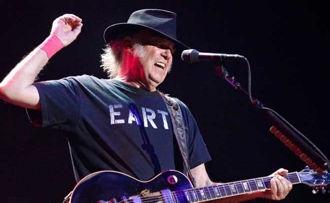 O Neil Young εναντίον όλων, ακόμα και της μουσικής του